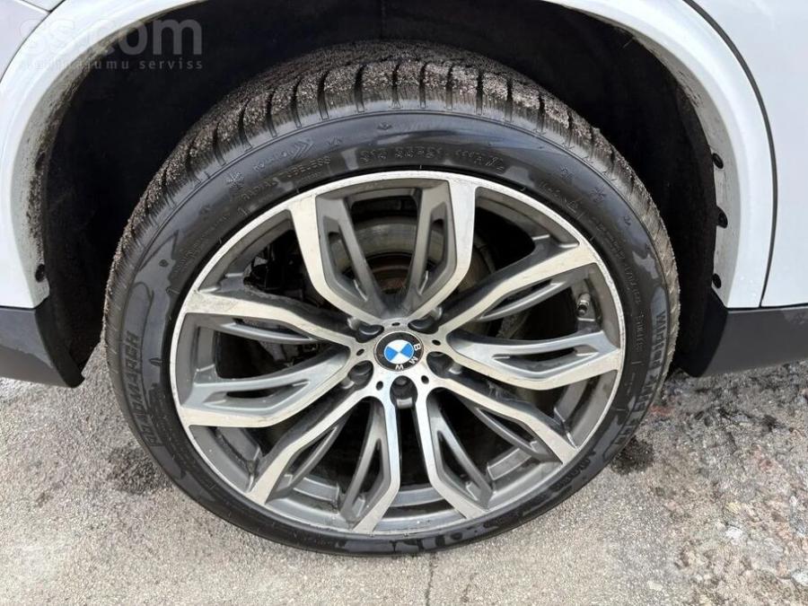 Balts BMW X5 2016 Rīga, ar dzinēja tilpumu 3.00 L un nobraukumu 240 tūkst. km par 15500 €, foto 24 vietnē AUTOMOTO.COM.LV