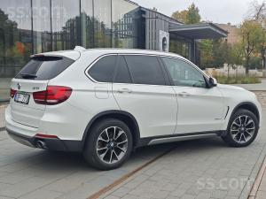 White BMW X5 2016 in Riga, with an engine capacity of 3.00 L and mileage of 92 thousand km for 17900 €, photo 5 on AUTOMOTO.COM.LV