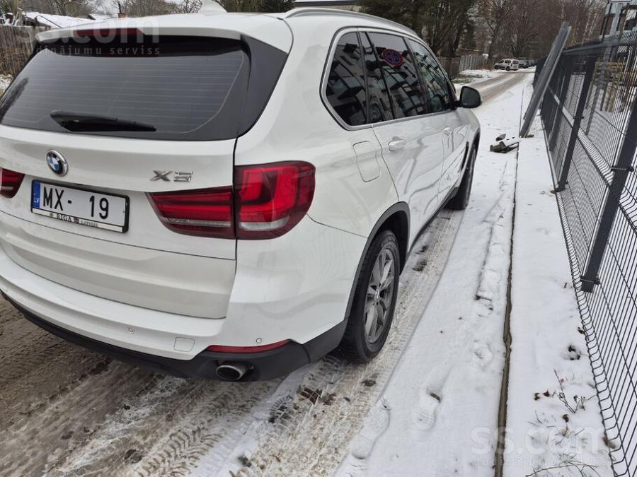 White BMW X5 2017 in Riga, with an engine capacity of 2.00 L and mileage of 233 thousand km for 21490 €, photo 7 on AUTOMOTO.COM.LV