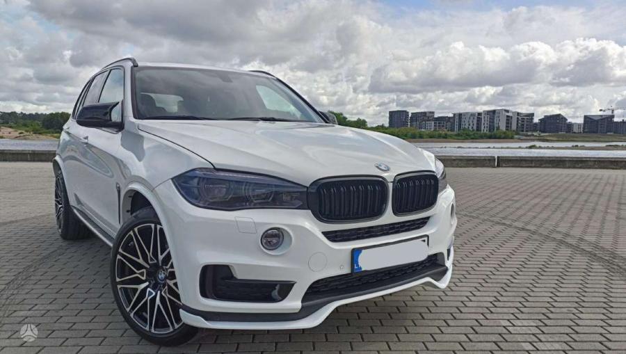 Balts BMW X5 2017 Kauņa, ar dzinēja tilpumu 2.98 L un nobraukumu 55 tūkst. km par 28500 €, foto 1 vietnē AUTOMOTO.COM.LV