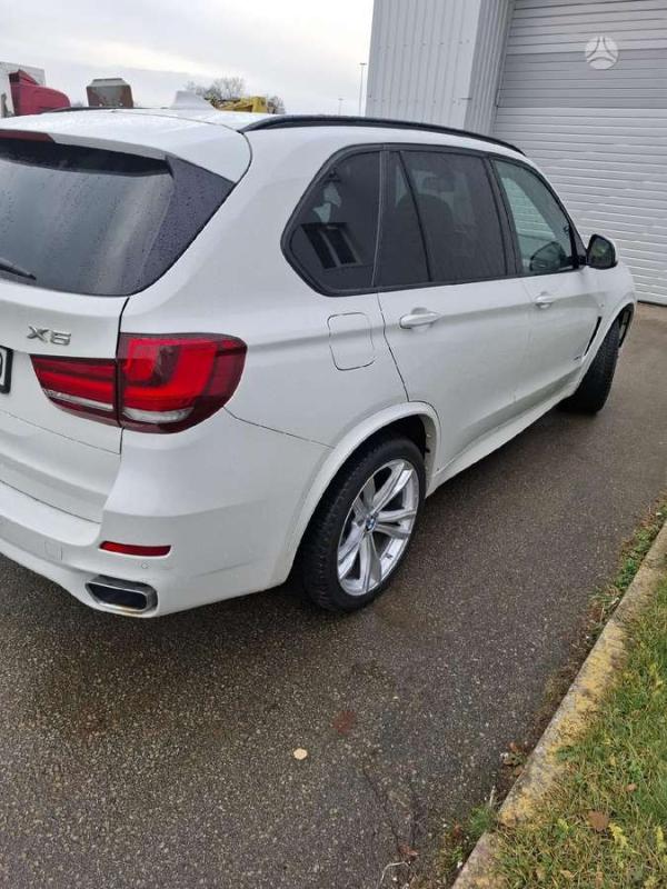 White BMW X5 2017 in Klaipeda, with an engine capacity of 2.99 L and mileage of 227 thousand km for 23000 €, photo 9 on AUTOMOTO.COM.LV
