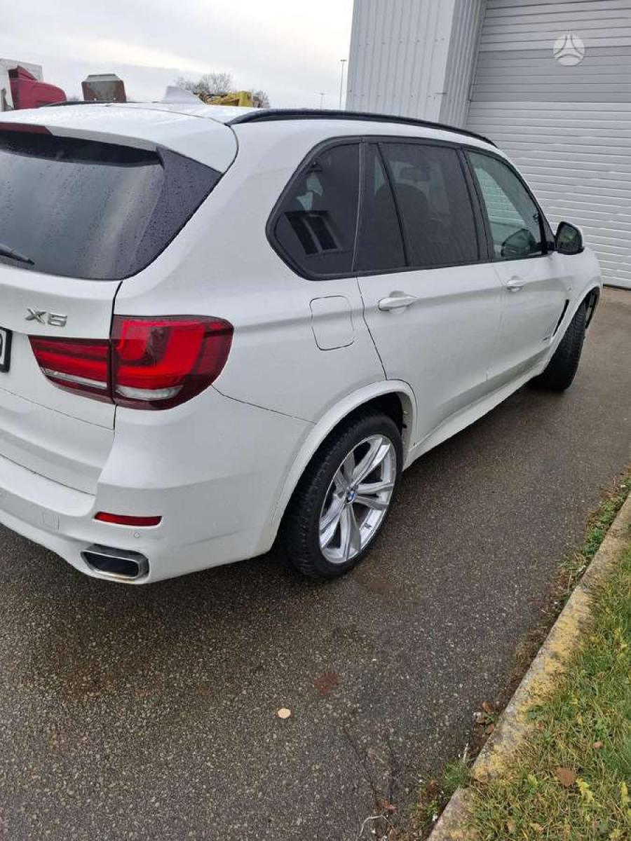White BMW X5 2017 in Klaipeda, with an engine capacity of 2.99 L and mileage of 227 thousand km for 23000 €, photo 9 on AUTOMOTO.COM.LV