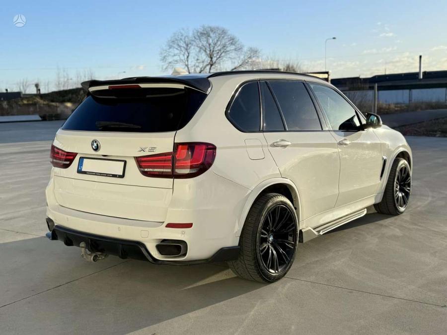White BMW X5 2017 in Mazeikiai, with an engine capacity of 3.00 L and mileage of 200 thousand km for 24999 €, photo 3 on AUTOMOTO.COM.LV