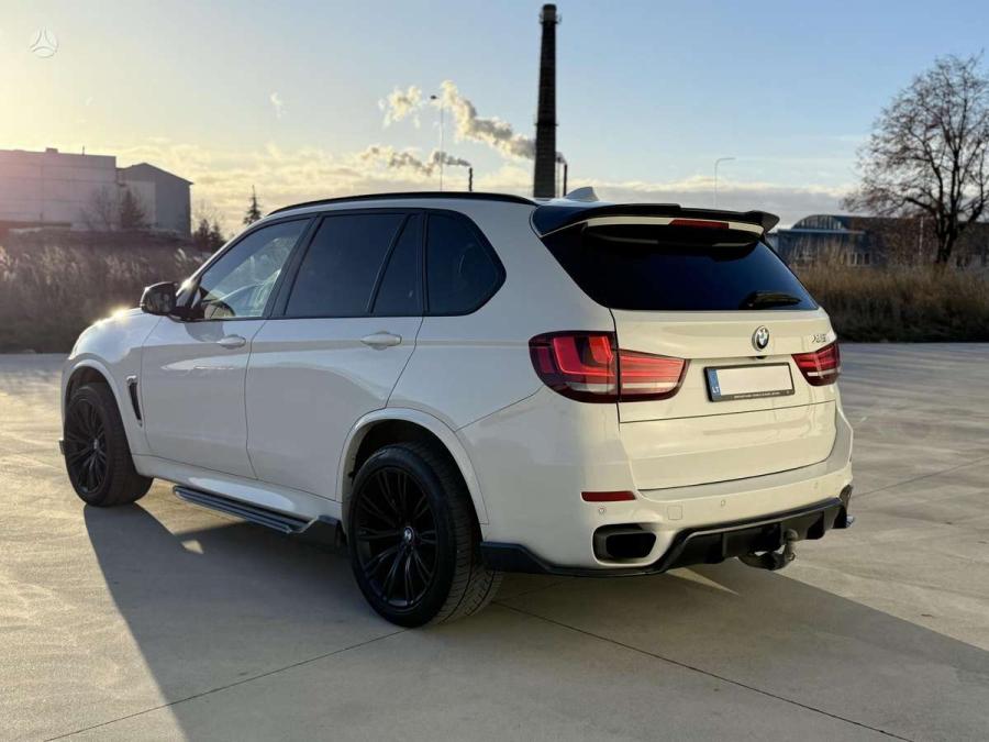 White BMW X5 2017 in Mazeikiai, with an engine capacity of 3.00 L and mileage of 200 thousand km for 24999 €, photo 5 on AUTOMOTO.COM.LV