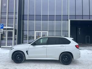 White BMW X5 2017 in Vilnius, with an engine capacity of 2.99 L and mileage of 261 thousand km for 23200 €, photo 4 on AUTOMOTO.COM.LV