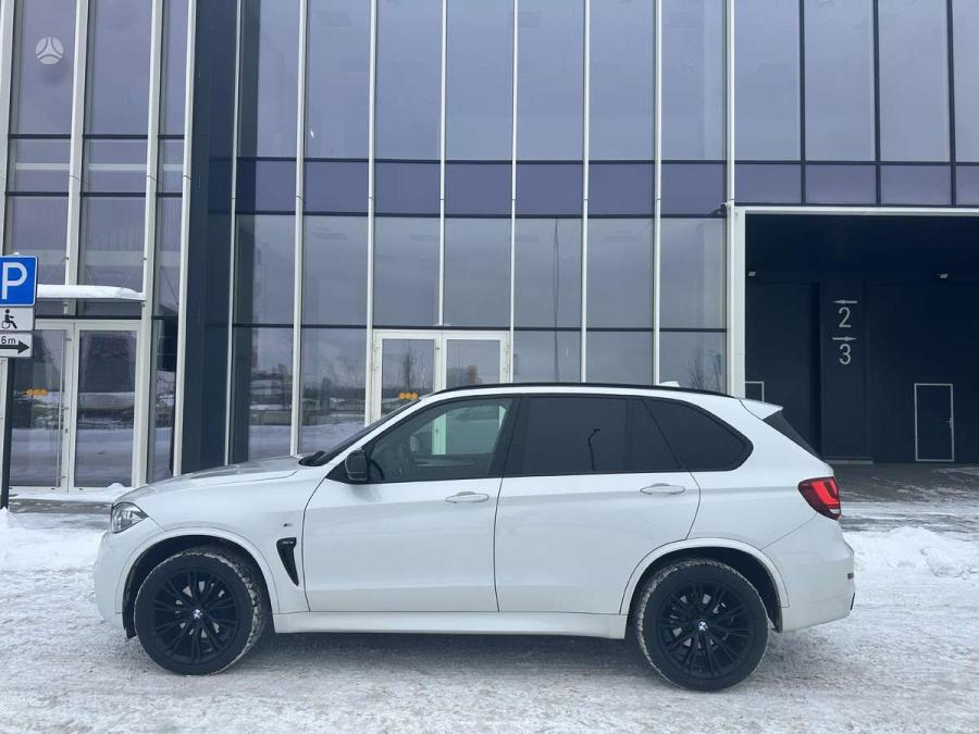 White BMW X5 2017 in Vilnius, with an engine capacity of 2.99 L and mileage of 261 thousand km for 23200 €, photo 4 on AUTOMOTO.COM.LV