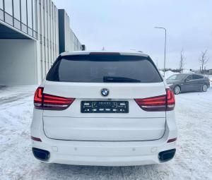 White BMW X5 2017 in Vilnius, with an engine capacity of 2.99 L and mileage of 261 thousand km for 23200 €, photo 5 on AUTOMOTO.COM.LV