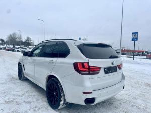 White BMW X5 2017 in Vilnius, with an engine capacity of 2.99 L and mileage of 261 thousand km for 23200 €, photo 6 on AUTOMOTO.COM.LV