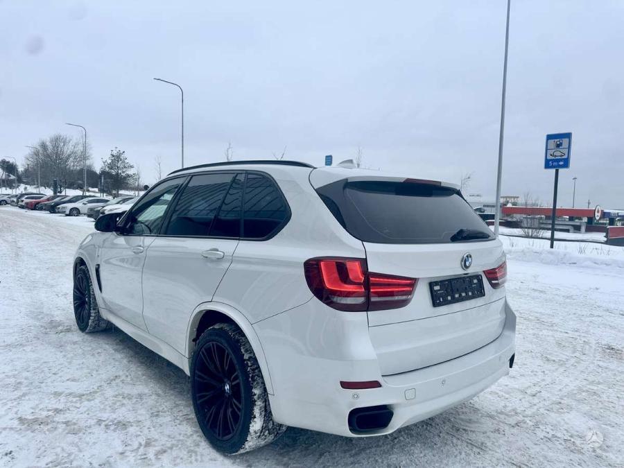 White BMW X5 2017 in Vilnius, with an engine capacity of 2.99 L and mileage of 261 thousand km for 23200 €, photo 6 on AUTOMOTO.COM.LV