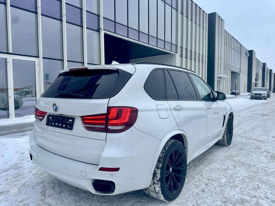 White BMW X5 2017 in Vilnius, with an engine capacity of 2.99 L and mileage of 261 thousand km for 23200 €, photo 7 on AUTOMOTO.COM.LV