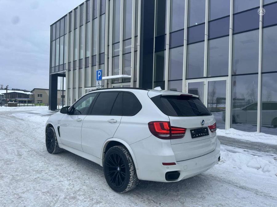 White BMW X5 2017 in Vilnius, with an engine capacity of 2.99 L and mileage of 261 thousand km for 23200 €, photo 9 on AUTOMOTO.COM.LV
