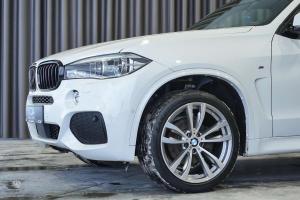 White BMW X5 2017 in Marijampole, with an engine capacity of 2.99 L and mileage of 259 thousand km for 25950 €, photo 6 on AUTOMOTO.COM.LV