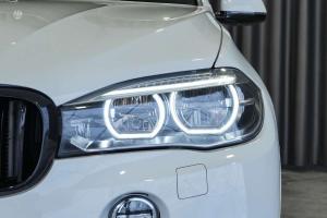 White BMW X5 2017 in Marijampole, with an engine capacity of 2.99 L and mileage of 259 thousand km for 25950 €, photo 7 on AUTOMOTO.COM.LV