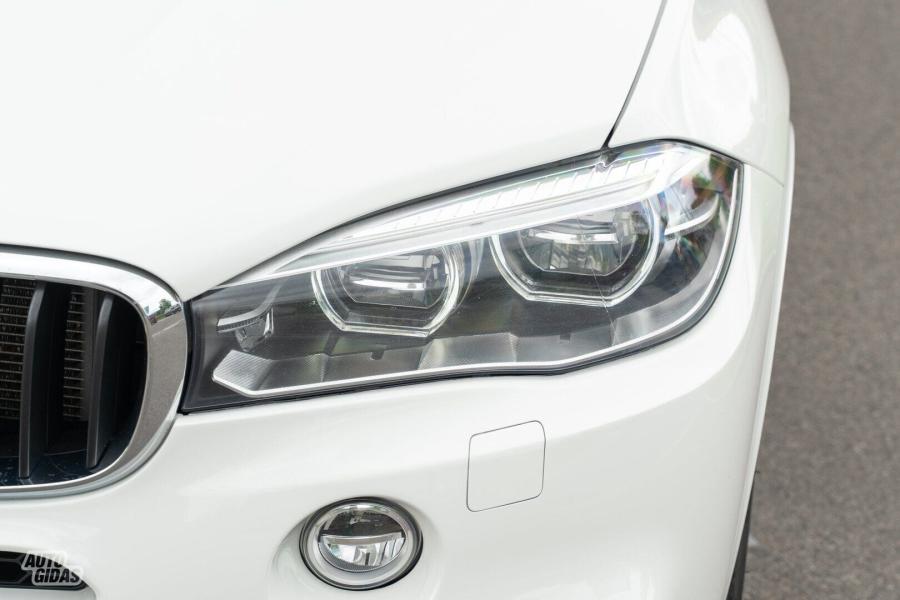 White BMW X5 2017 in Vilnius, with an engine capacity of 3.00 L and mileage of 141 thousand km for 23950 €, photo 6 on AUTOMOTO.COM.LV