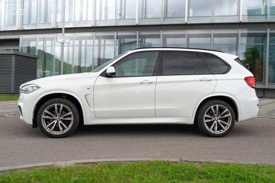 White BMW X5 2017 in Vilnius, with an engine capacity of 3.00 L and mileage of 141 thousand km for 23950 €, photo 8 on AUTOMOTO.COM.LV