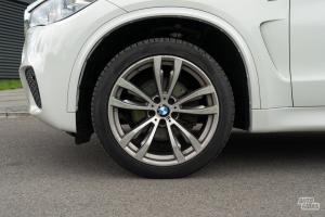 White BMW X5 2017 in Vilnius, with an engine capacity of 3.00 L and mileage of 141 thousand km for 23950 €, photo 9 on AUTOMOTO.COM.LV