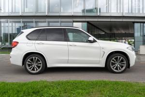 White BMW X5 2017 in Vilnius, with an engine capacity of 3.00 L and mileage of 141 thousand km for 23950 €, photo 10 on AUTOMOTO.COM.LV