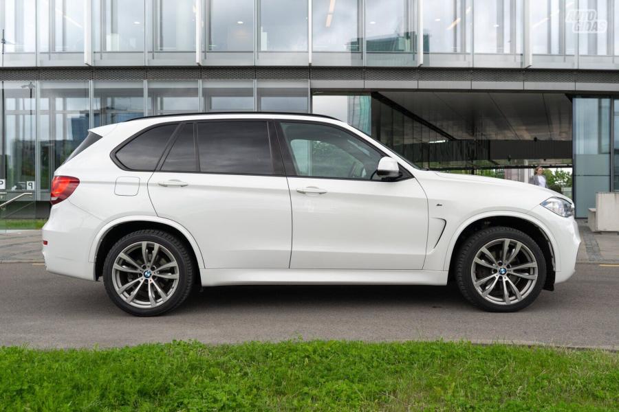 White BMW X5 2017 in Vilnius, with an engine capacity of 3.00 L and mileage of 141 thousand km for 23950 €, photo 10 on AUTOMOTO.COM.LV