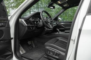 White BMW X5 2017 in Vilnius, with an engine capacity of 3.00 L and mileage of 141 thousand km for 23950 €, photo 16 on AUTOMOTO.COM.LV