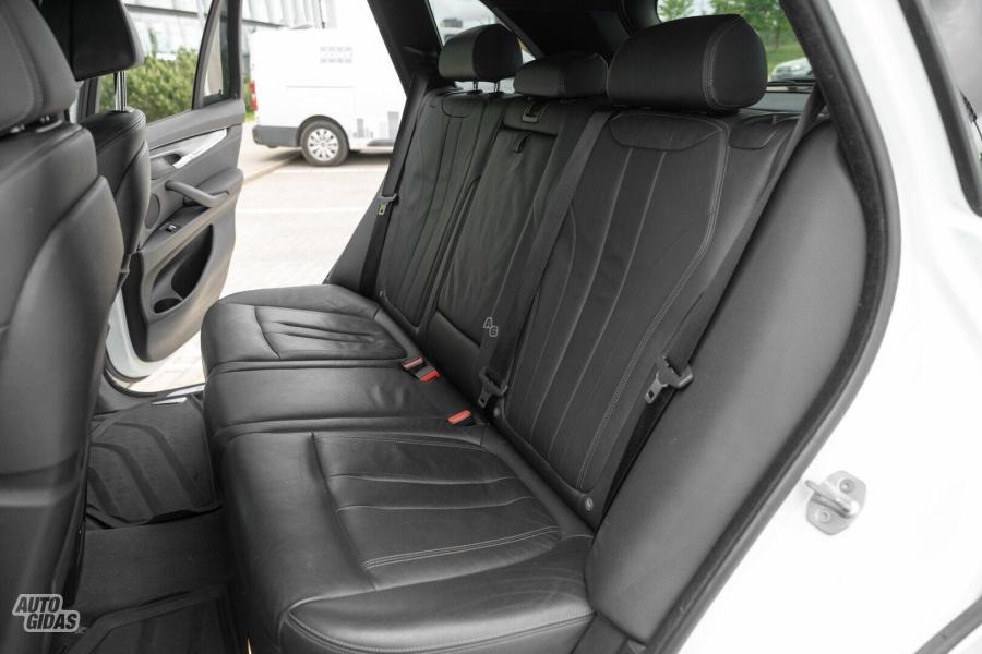 White BMW X5 2017 in Vilnius, with an engine capacity of 3.00 L and mileage of 141 thousand km for 23950 €, photo 19 on AUTOMOTO.COM.LV