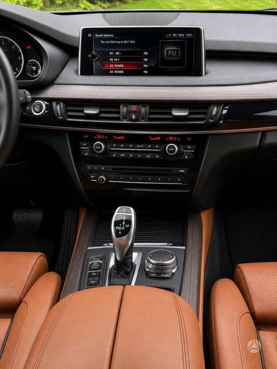 White BMW X5 2017 in Klaipeda, with an engine capacity of 2.99 L and mileage of 212 thousand km for 26700 €, photo 10 on AUTOMOTO.COM.LV