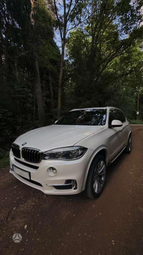 White BMW X5 2017 in Klaipeda, with an engine capacity of 2.99 L and mileage of 213 thousand km for 26000 €, photo 1 on AUTOMOTO.COM.LV