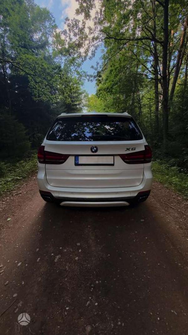 White BMW X5 2017 in Klaipeda, with an engine capacity of 2.99 L and mileage of 213 thousand km for 26000 €, photo 5 on AUTOMOTO.COM.LV