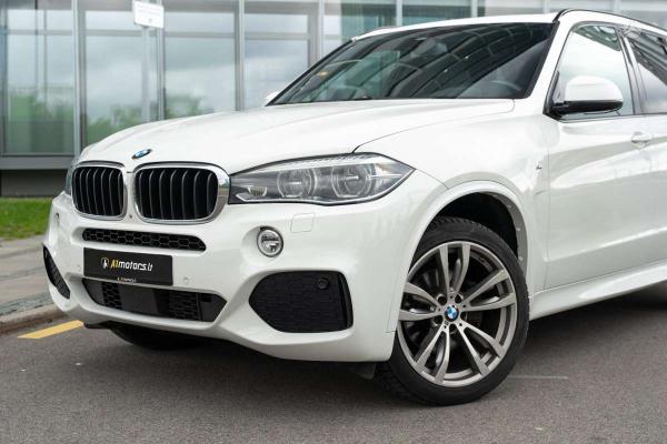 White BMW X5 2017 in Vilnius, with an engine capacity of 2.99 L and mileage of 141 thousand km for 23500 €, photo 2 on AUTOMOTO.COM.LV