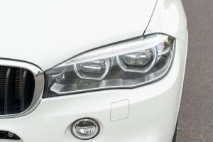 White BMW X5 2017 in Vilnius, with an engine capacity of 2.99 L and mileage of 141 thousand km for 23500 €, photo 6 on AUTOMOTO.COM.LV