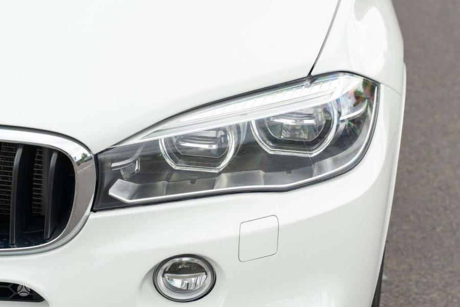 White BMW X5 2017 in Vilnius, with an engine capacity of 2.99 L and mileage of 141 thousand km for 23500 €, photo 6 on AUTOMOTO.COM.LV