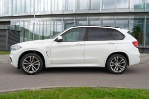 White BMW X5 2017 in Vilnius, with an engine capacity of 2.99 L and mileage of 141 thousand km for 23500 €, photo 8 on AUTOMOTO.COM.LV