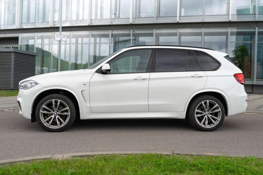 White BMW X5 2017 in Vilnius, with an engine capacity of 2.99 L and mileage of 141 thousand km for 23500 €, photo 8 on AUTOMOTO.COM.LV