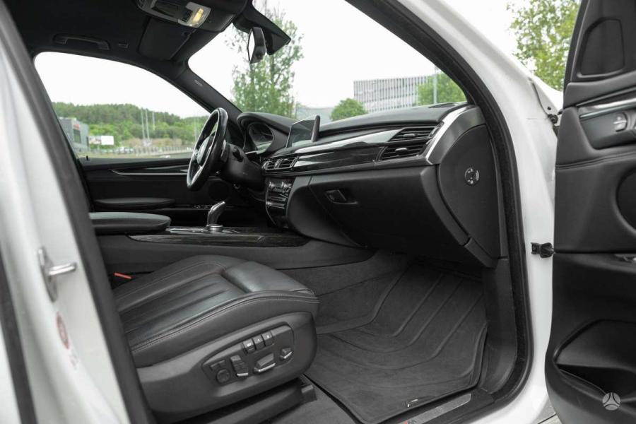 White BMW X5 2017 in Vilnius, with an engine capacity of 2.99 L and mileage of 141 thousand km for 23500 €, photo 18 on AUTOMOTO.COM.LV