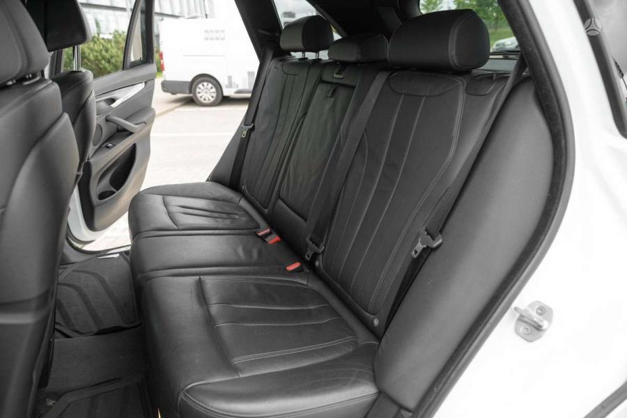 White BMW X5 2017 in Vilnius, with an engine capacity of 2.99 L and mileage of 141 thousand km for 23500 €, photo 19 on AUTOMOTO.COM.LV