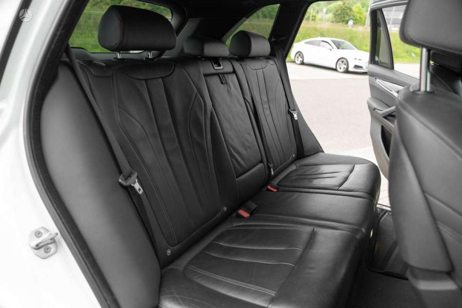 White BMW X5 2017 in Vilnius, with an engine capacity of 2.99 L and mileage of 141 thousand km for 23500 €, photo 20 on AUTOMOTO.COM.LV