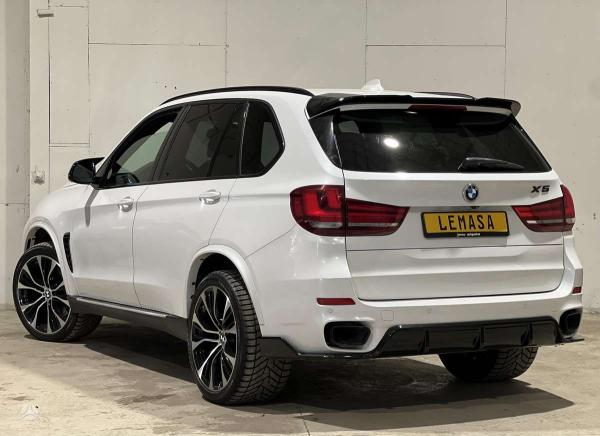 White BMW X5 2017 in Klaipeda, with an engine capacity of 2.99 L and mileage of 164 thousand km for 25999 €, photo 5 on AUTOMOTO.COM.LV
