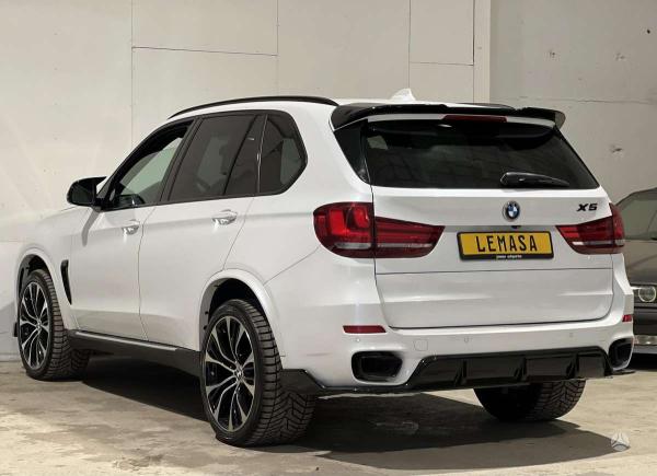 White BMW X5 2017 in Klaipeda, with an engine capacity of 2.99 L and mileage of 164 thousand km for 25999 €, photo 7 on AUTOMOTO.COM.LV