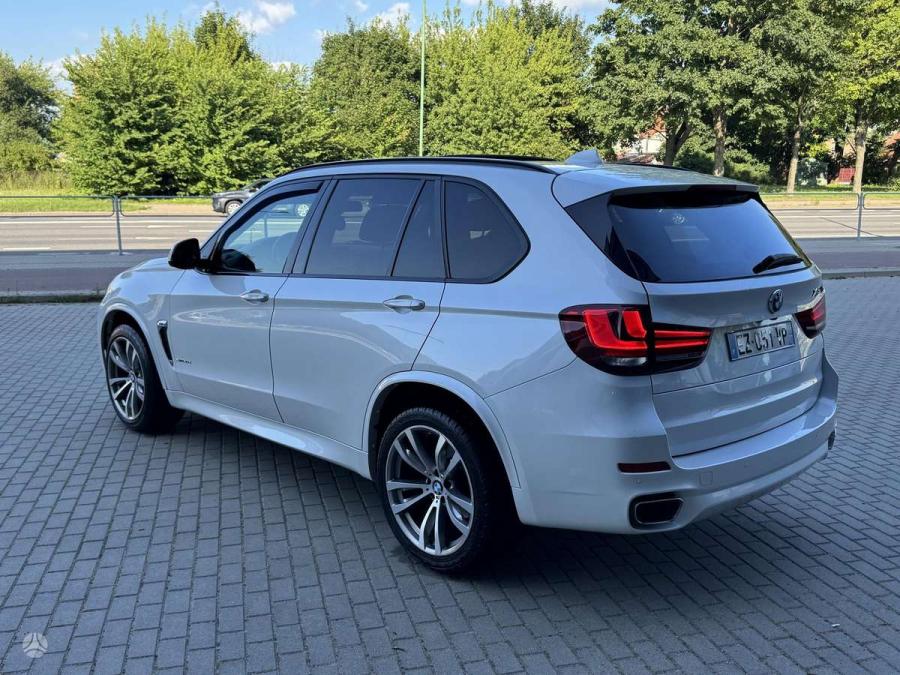 White BMW X5 2017 in Klaipeda, with an engine capacity of 2.99 L and mileage of 201 thousand km for 19900 €, photo 7 on AUTOMOTO.COM.LV
