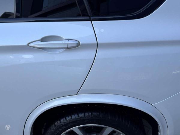 White BMW X5 2017 in Klaipeda, with an engine capacity of 2.99 L and mileage of 201 thousand km for 19900 €, photo 9 on AUTOMOTO.COM.LV