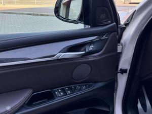 White BMW X5 2017 in Klaipeda, with an engine capacity of 2.99 L and mileage of 201 thousand km for 19900 €, photo 17 on AUTOMOTO.COM.LV