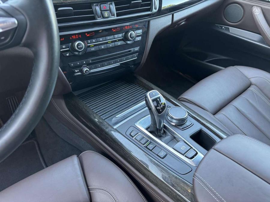 White BMW X5 2017 in Klaipeda, with an engine capacity of 2.99 L and mileage of 201 thousand km for 19900 €, photo 24 on AUTOMOTO.COM.LV