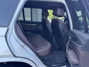 White BMW X5 2017 in Klaipeda, with an engine capacity of 2.99 L and mileage of 201 thousand km for 19900 €, photo 26 on AUTOMOTO.COM.LV