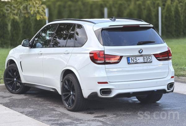 White BMW X5 2017 in Riga, with an engine capacity of 3.00 L and mileage of 211 thousand km for 23850 €, photo 4 on AUTOMOTO.COM.LV