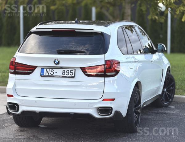 White BMW X5 2017 in Riga, with an engine capacity of 3.00 L and mileage of 211 thousand km for 23850 €, photo 5 on AUTOMOTO.COM.LV