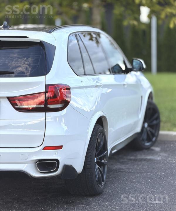 White BMW X5 2017 in Riga, with an engine capacity of 3.00 L and mileage of 211 thousand km for 23850 €, photo 6 on AUTOMOTO.COM.LV