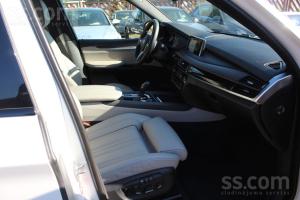 White BMW X5 2017 in Liepaja, with an engine capacity of 3.00 L and mileage of 164 thousand km for 29500 €, photo 12 on AUTOMOTO.COM.LV