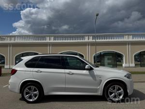White BMW X5 2018 in Riga, with an engine capacity of 3.00 L and mileage of 186 thousand km for 24900 €, photo 5 on AUTOMOTO.COM.LV
