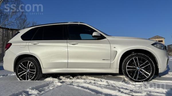 White BMW X5 2018 in Bauska, with an engine capacity of 3.00 L and mileage of 120 thousand km for 29990 €, photo 2 on AUTOMOTO.COM.LV