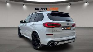 White BMW X5 2018 in Vilnius, with an engine capacity of 3.00 L and mileage of 161 thousand km for 41777 €, photo 5 on AUTOMOTO.COM.LV