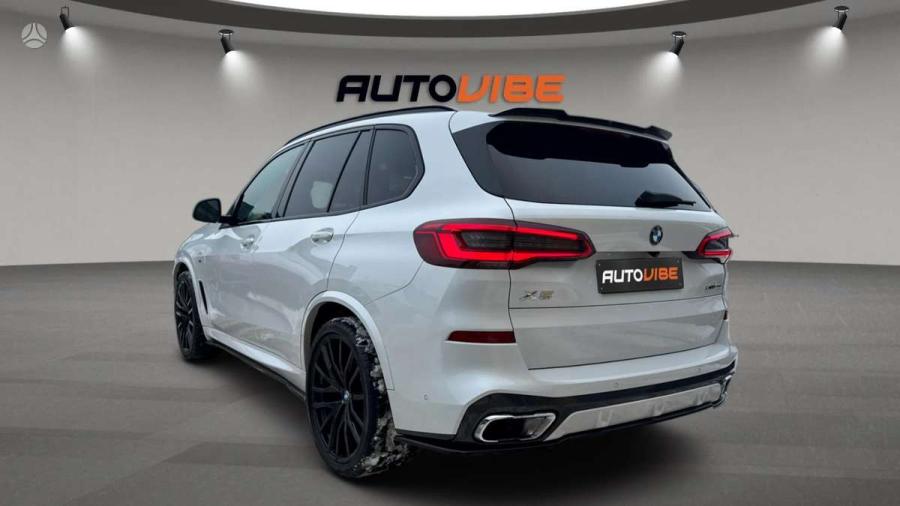 White BMW X5 2018 in Vilnius, with an engine capacity of 3.00 L and mileage of 161 thousand km for 40989 €, photo 5 on AUTOMOTO.COM.LV